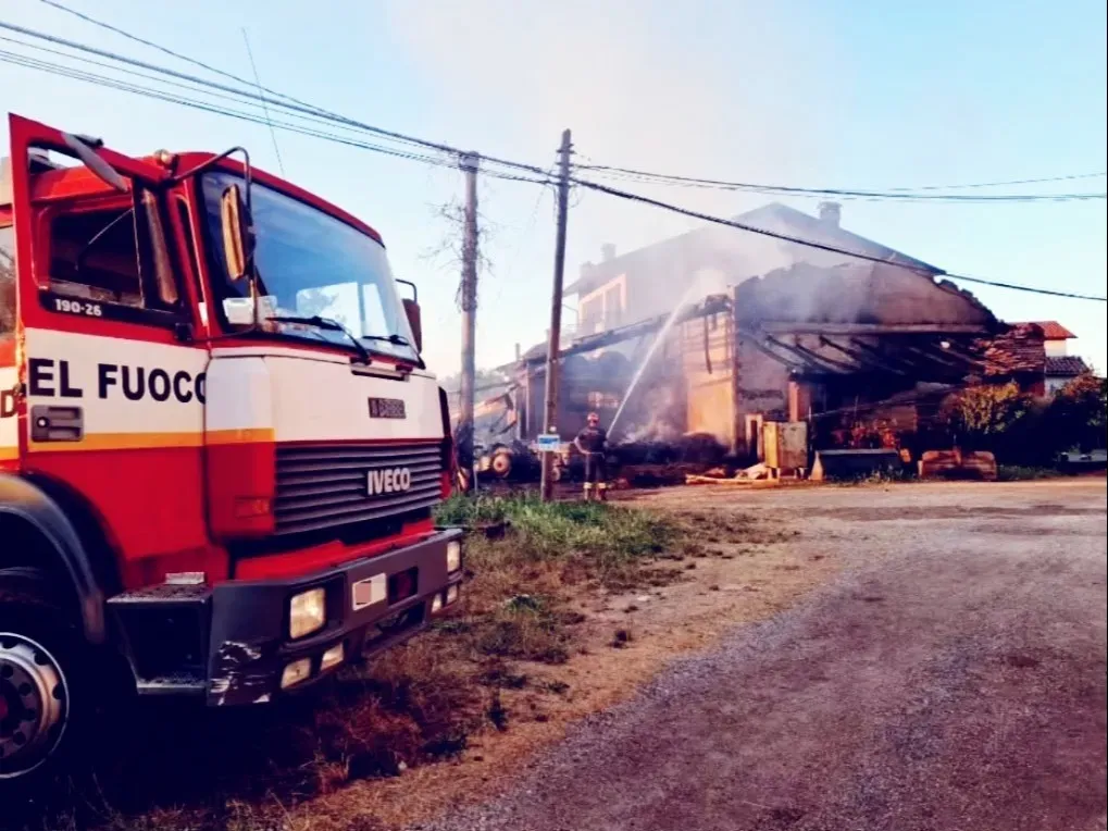 Villanova Mondovì, incendio in un fienile - Provincia Granda